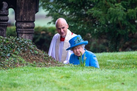 Queen Elizabeth Ii Leaving Editorial Stock Photo - Stock Image ...