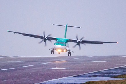 Aer Lingus Aircraft Struggles Strong Winds Editorial Stock Photo ...