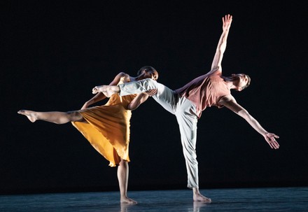 'Voices and Light Footsteps' Dance performed by Richard Alston Dance ...