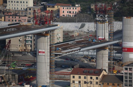 Fotos de stock de construction replacement morandi bridge genoa ...