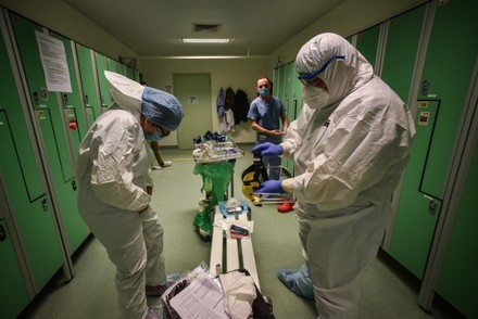 Dressing Operations Doctors Nurses Covid19 Ward Editorial Stock Photo ...
