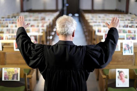 __COUNT__ imágenes de Pastor sticks photos of believers of his ...