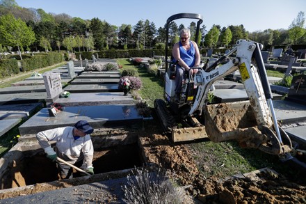 Gravedigger Digging Grave Deceased Before Burial Editorial Stock Photo ...