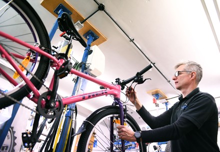 Mechanic Jonathan Spinks Chevin Cycles Otley Editorial Stock Photo ...