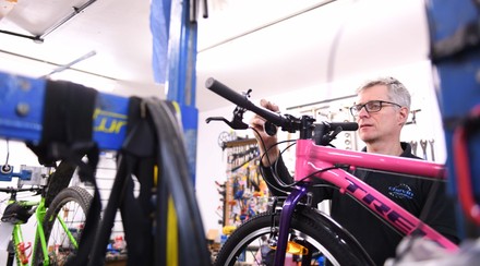 Mechanic Jonathan Spinks Chevin Cycles Otley Editorial Stock Photo ...