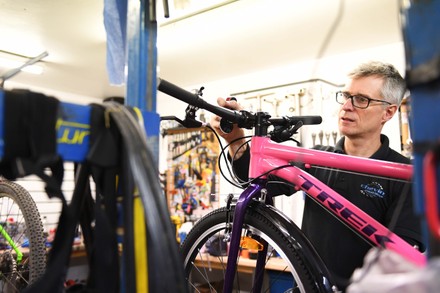 Mechanic Jonathan Spinks Chevin Cycles Otley Editorial Stock Photo ...