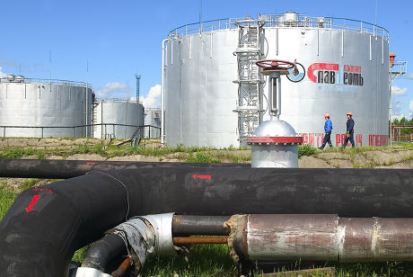 Oilworkers Passing Oil Reservoirs Slavneft Company Editorial Stock ...