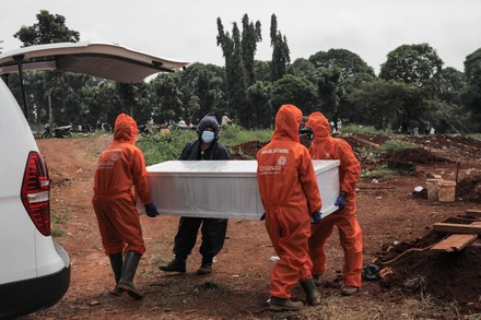 Cemetery Workers Wearing Personal Protective Equipment Editorial Stock ...