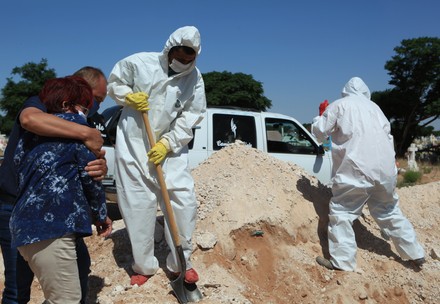 Funeral Workers Bury Victim Covid19 Area Editorial Stock Photo - Stock ...