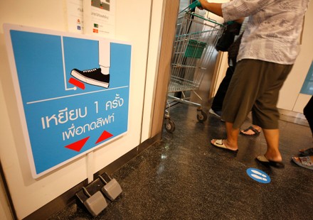 Shoppers Walk Past Footoperated Elevator Seacon Editorial Stock Photo ...
