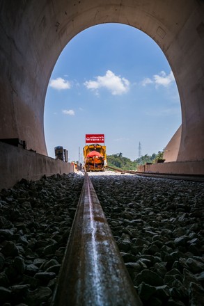 500 Train through tunnel Stock Pictures, Editorial Images and Stock ...