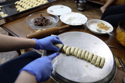 Iraqi Makes Traditional Cookies Known Kleicha Editorial Stock Photo ...