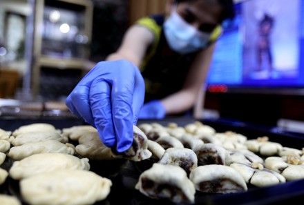 Iraqi Makes Traditional Cookies Known Kleicha Editorial Stock Photo ...
