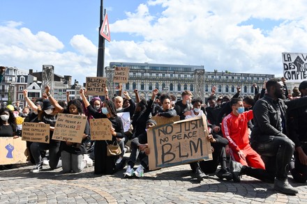 Thousand People Gathered Pacifist Demonstration Following Editorial ...