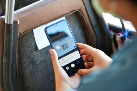 PASSENGER SCANS QR CODE TRACKING APP Redaktionelles Stockfoto ...