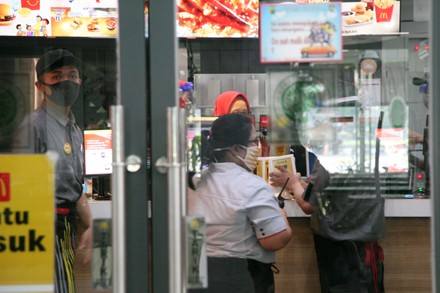 Mc Donalds Employees Wear Mask Face Editorial Stock Photo - Stock Image ...