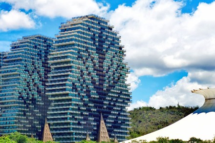 __COUNT__ Explore sanya Beautiful Crown Tree Mansion, eight tall ...