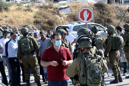 Israeli Troops Stand Guard Israeli Settlers Editorial Stock Photo ...