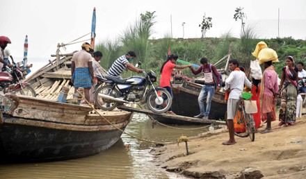 __COUNT__ People Crossing Ganga River In Overcrowded Boats Despite Rise ...
