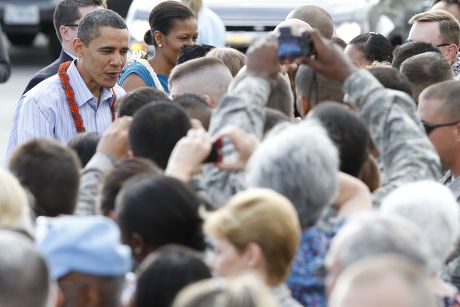 US President Barack Obama and family arrive in Honolulu, Hawaii ...