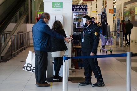 Security Guard Checks Temperature Client Electronic Editorial Stock ...