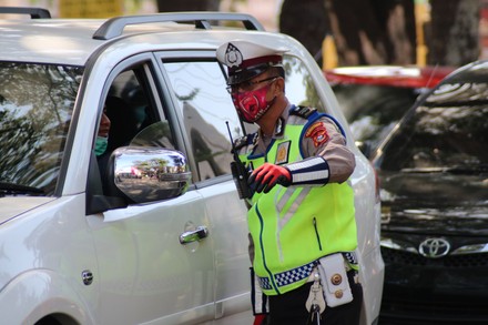 Traffic Police Carrying Out Vehicle Checks Editorial Stock Photo ...
