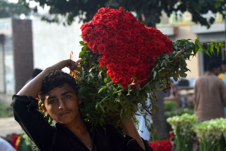 Pakistani vendors selling rose flowers and petals, Lahore, Punjab ...