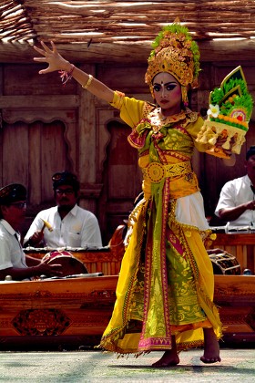 BALINESE WOMAN DANCING TARI PENDET DANCE Editorial Stock Photo - Stock ...