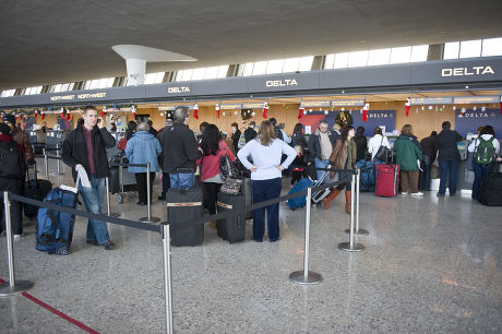Passengers Delta Counter Dulles International Airport Editorial Stock ...