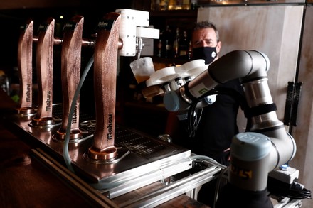 fotos de Robot Serves Draught Beers Piratas Restaurante - Foto de stock ...