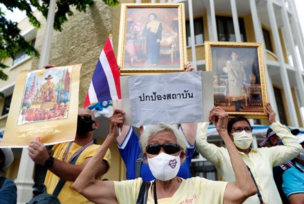 Royalists Shout Slogans Hold Portraits Thai Editorial Stock Photo ...