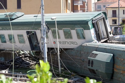 imágenes de Train derailed in Brianza, Carnate, Italy - 19 Aug 2020 ...
