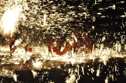 "Tongliang Fire Dragon" displays stunts, unleashes fireworks in 1,600 ...