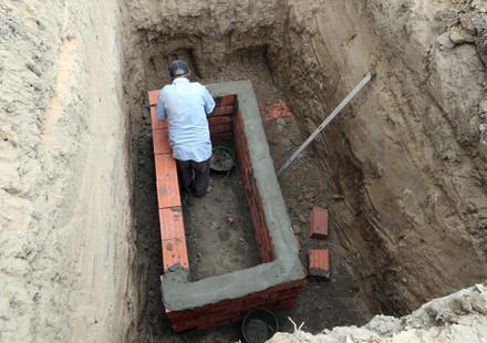 Cemetery Worker Finishes Grave Burial Tunisian Editorial Stock Photo ...