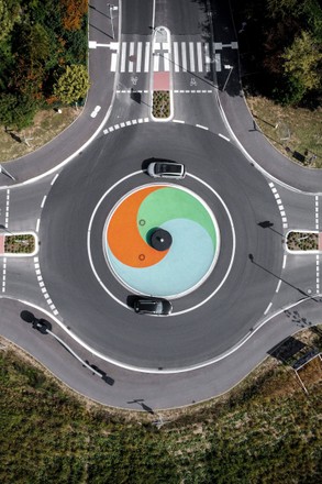 imágenes de Roundabout designed as giant turntable in North Rhine ...