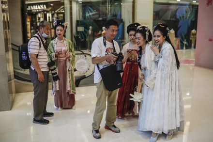 Hanfu Enthusiasts Wearing Traditional Chinese Clothing Editorial Stock ...