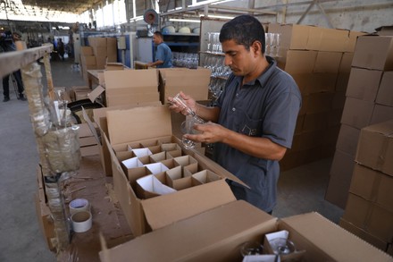 Villager Packs Glassware Factory Dakahlias Garrah Editorial Stock Photo ...