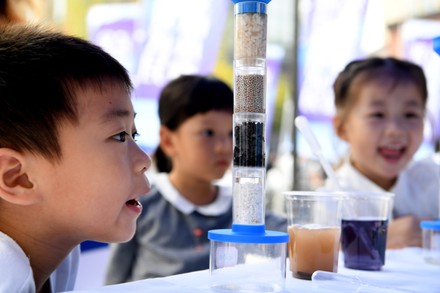 Student Observes Wastewater Treatment Experiment During Editorial Stock ...