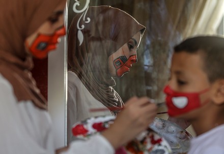 Nineteenyearold Ranin Al Zeriei C Paints Editorial Stock Photo - Stock ...