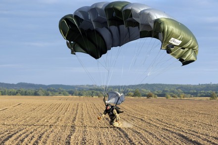 500 Parachute down Stock Pictures, Editorial Images and Stock Photos ...