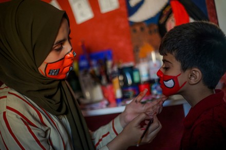 __COUNT__ imágenes de Face Mask painting in Gaza, Palestine - 23 Sept ...
