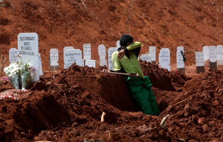 Worker Digs Grave During Funeral Serivce Editorial Stock Photo - Stock ...