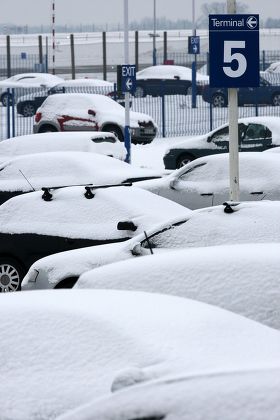 Heavy snow at London Luton Airport, Britain - 06 Jan 2010 Stock ...