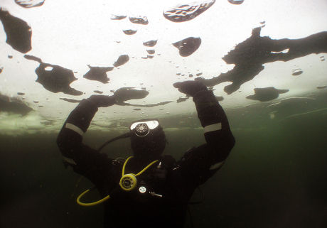 Divers John Forbath Richard Wheeldon Enter Editorial Stock Photo ...