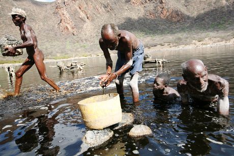 __COUNT__ African salt hunters in El Sod Salt Mine in Ethiopia - Aug ...