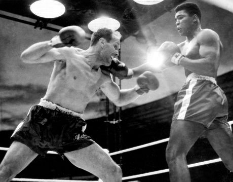 10 Wembley stadium ex former boxer cassius clay boxing fighting ring ...
