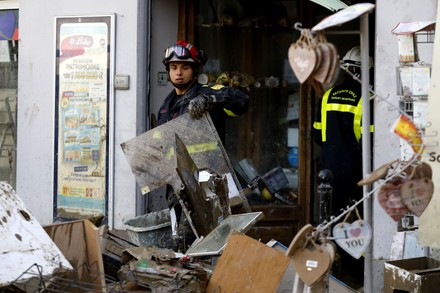 750 Cleaning up aftermath Stock Pictures, Editorial Images and Stock ...