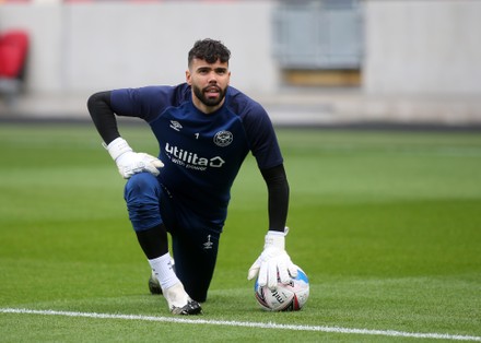 Brentford Goalkeeper David Raya Ahead Kickoff Editorial Stock Photo ...