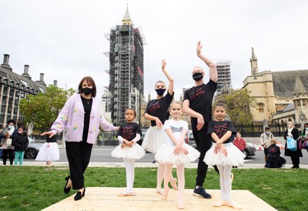 imágenes de 'Survival in the Square' performance, London, UK - 26 Oct ...