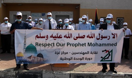 __COUNT__ Palestinian Engineers Syndicate, hold placards during a rally ...